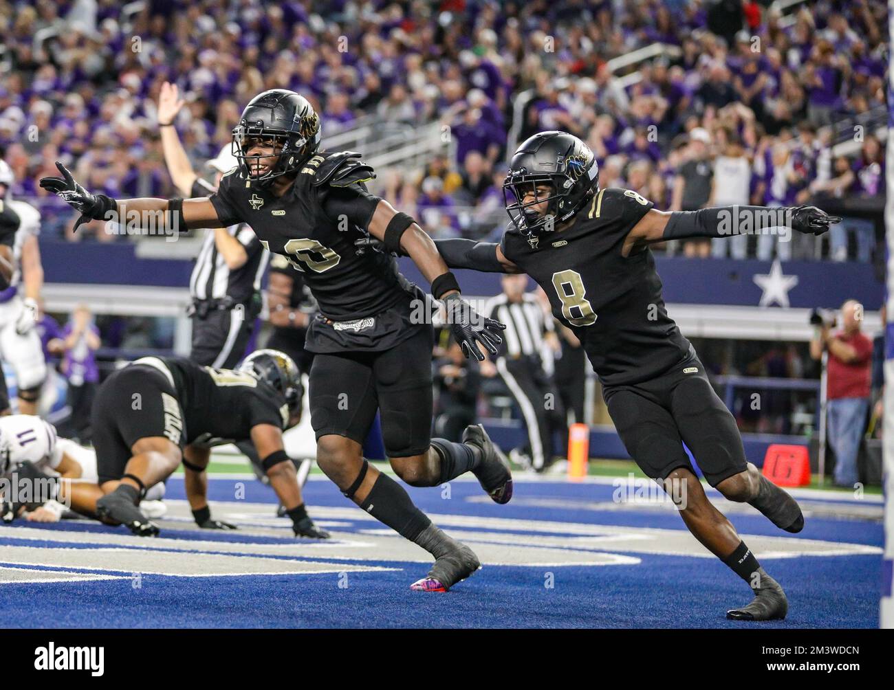 Dallas, TX, USA. 16th Dec, 2022. South Oak Cliff High School players ...