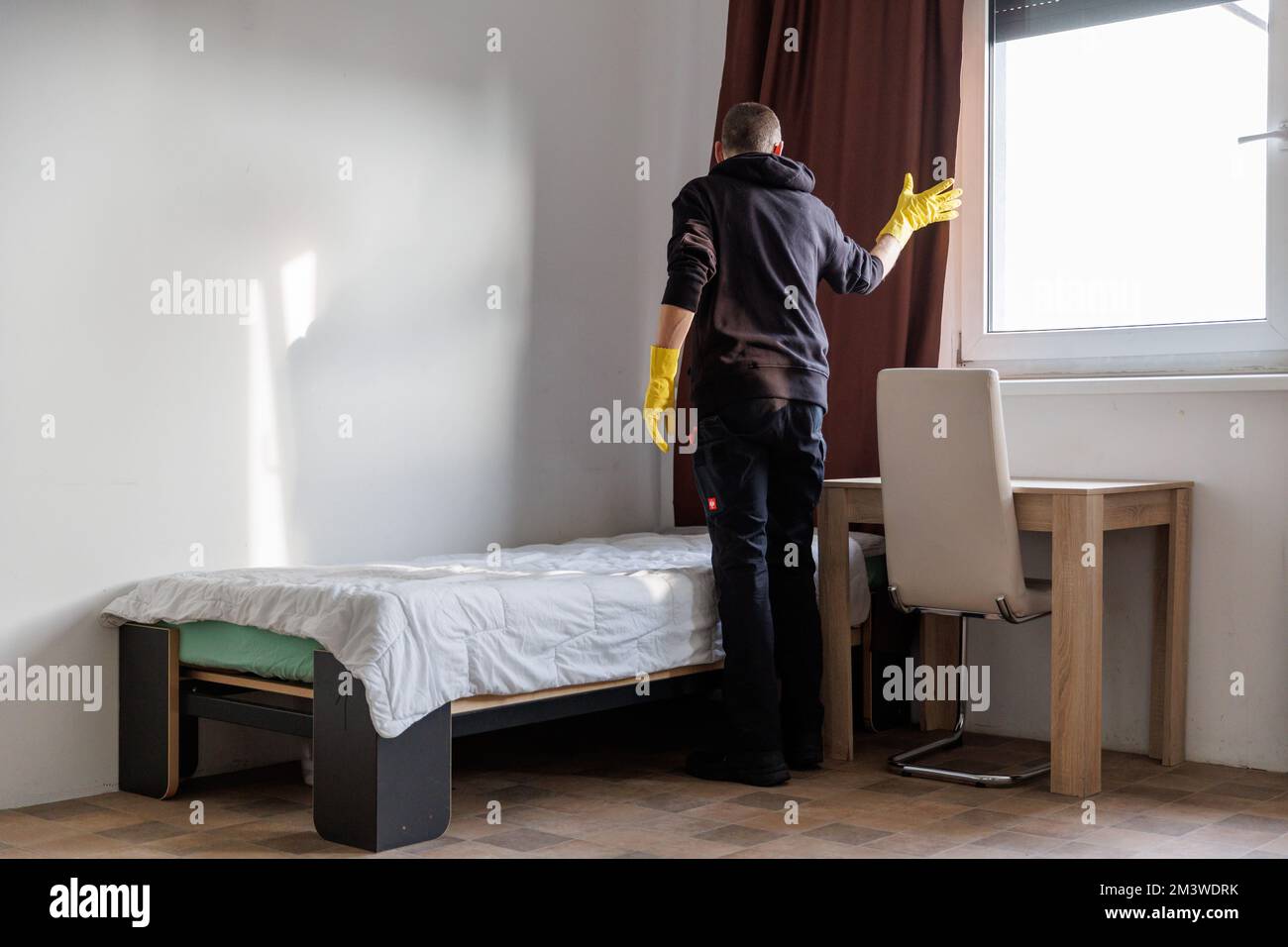 Homeless sleeping in emergency hi-res stock photography and images - Alamy