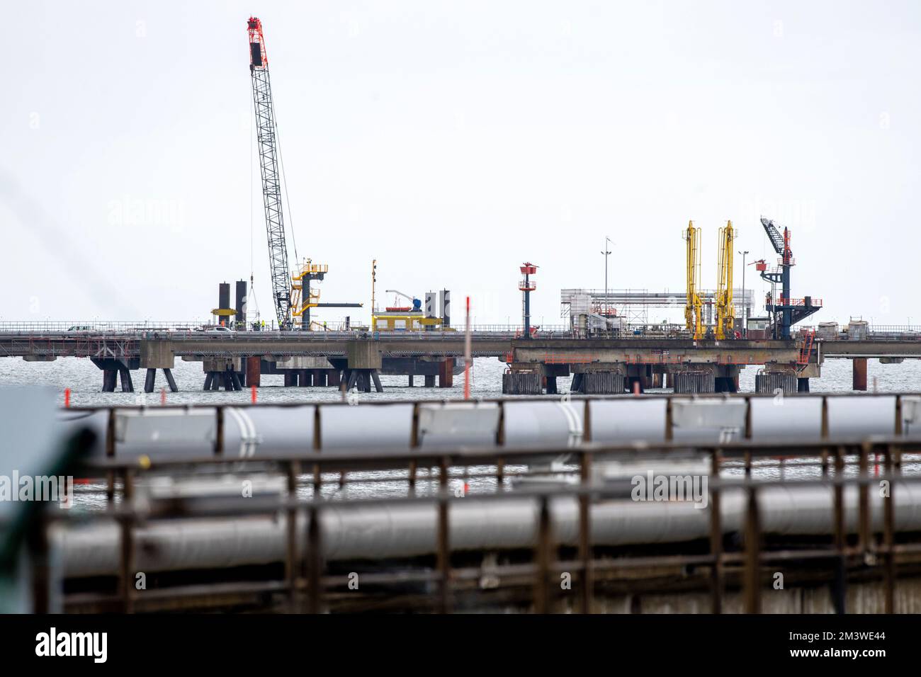 Wilhelmshaven, Germany. 07th Dec, 2022. Jetty for the LNG terminal off ...