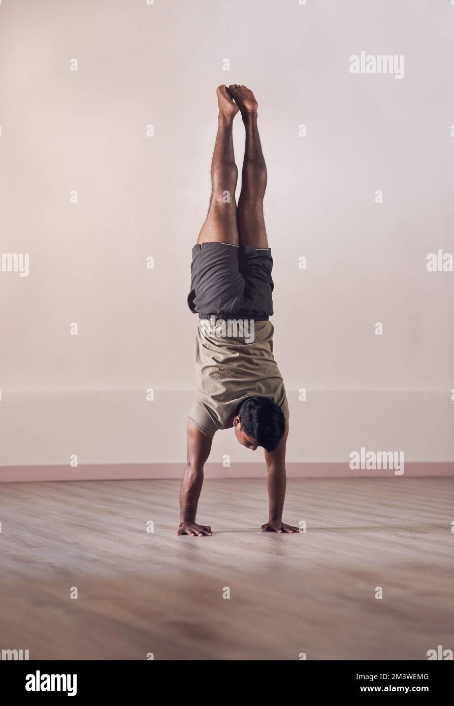 Hand stand hi-res stock photography and images - Alamy