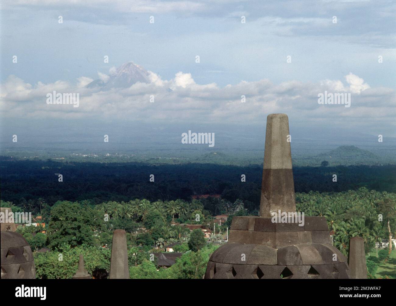 PANORAMICA DESDE EL TEMPLO DE BOROBUDUR-TIERRAS DE YOGYAKARTA. Location ...