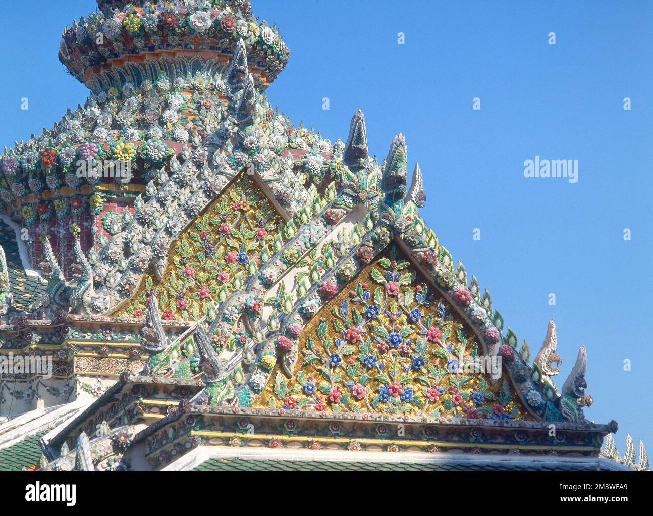 TEMPLO PHRA MONDHOP-DET TEJADO DECORADO CON FLORES DE ARCILLA. Location ...
