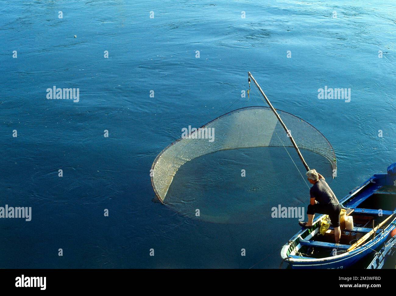 Pescador con red hi-res stock photography and images - Alamy