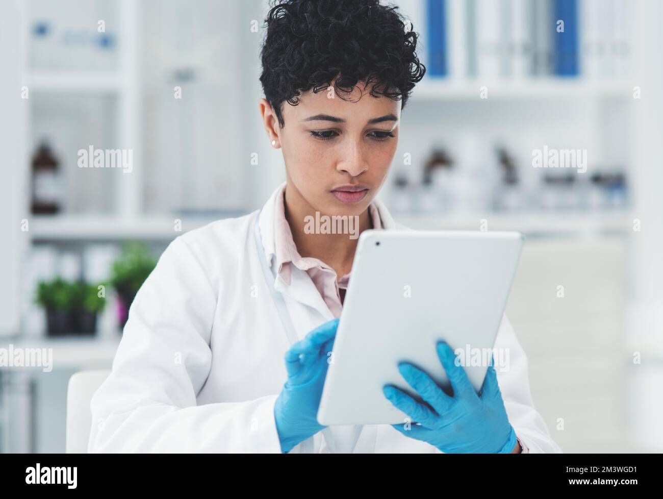 Physics laboratory candid hi-res stock photography and images - Alamy