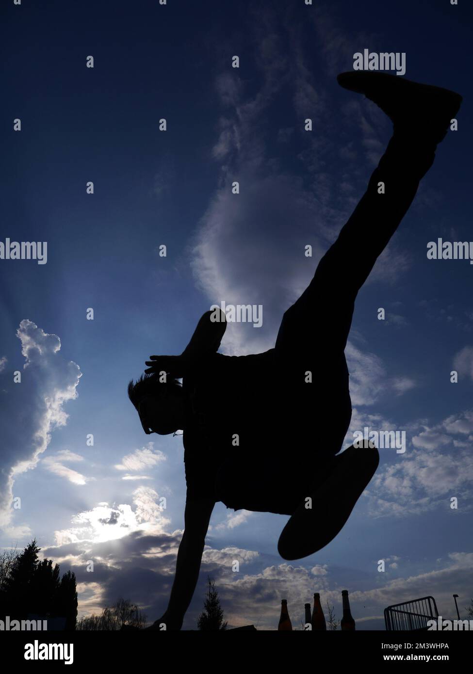 Skateboarder silhouette hi-res stock photography and images - Alamy