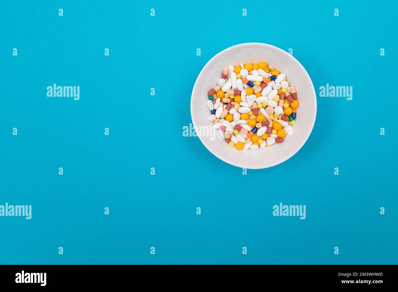 Blue pills on colored plate hi-res stock photography and images - Alamy