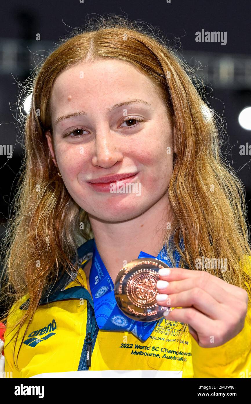 Mollie O'callaghan of Australia shows the bronze medal after compete in ...