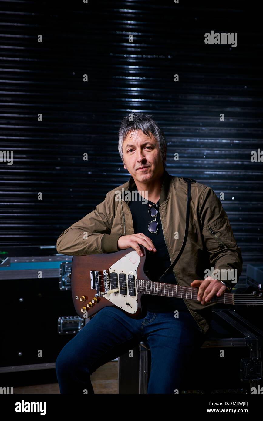 Gem archer oasis guitar player hi-res stock photography and images - Alamy
