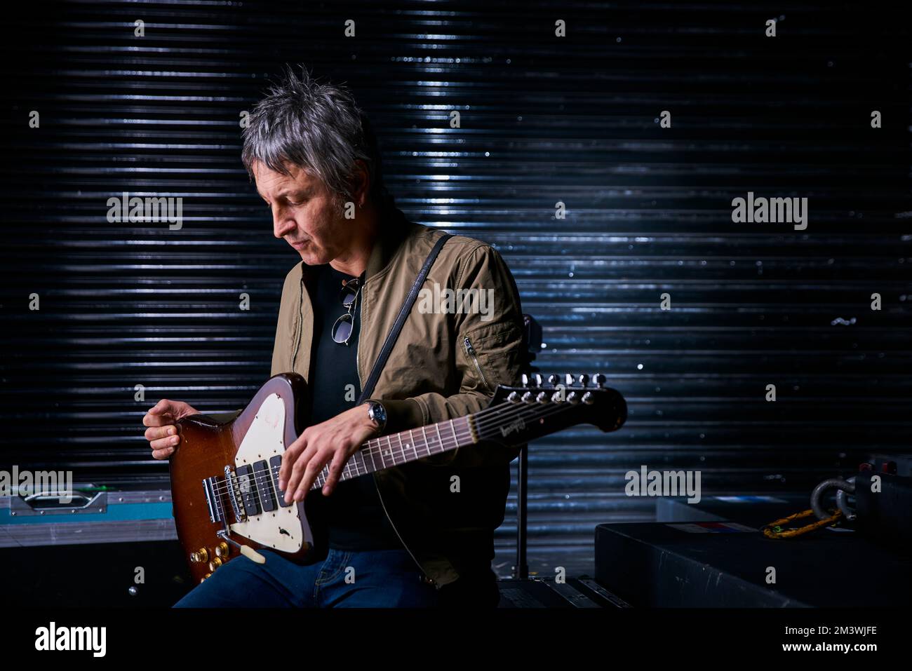 Gem archer oasis guitar player hi-res stock photography and images - Alamy
