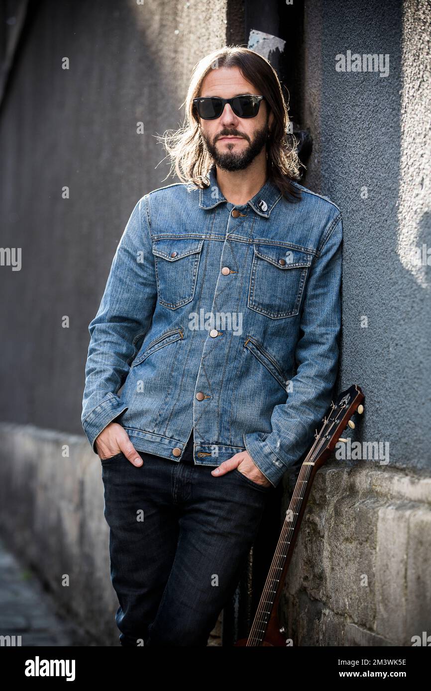 Grant nicholas posed hi-res stock photography and images - Alamy