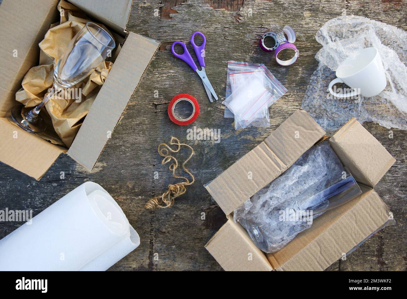 Packaging for fragile goods hi-res stock photography and images - Alamy