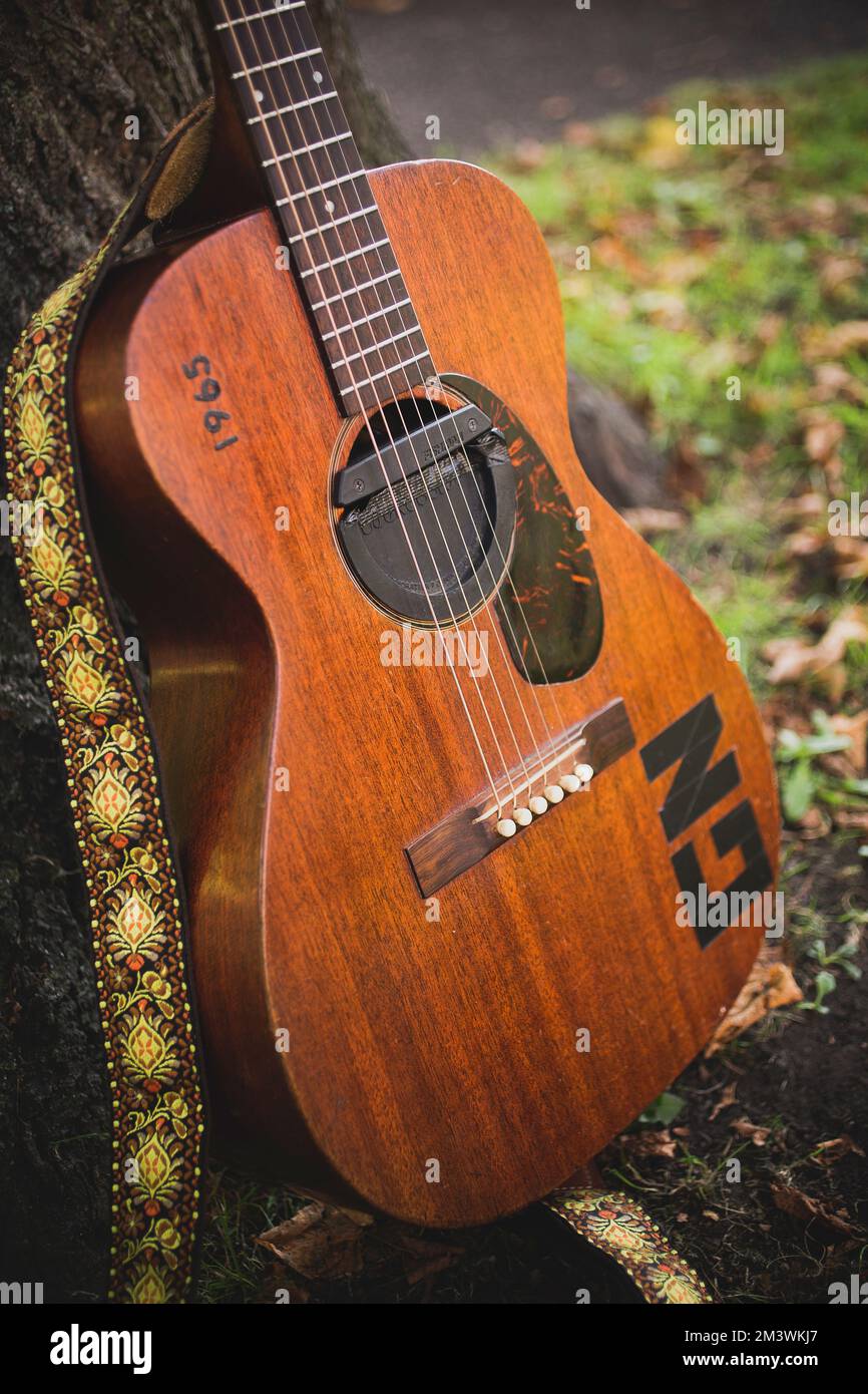 Old guild guitar hi-res stock photography and images - Alamy