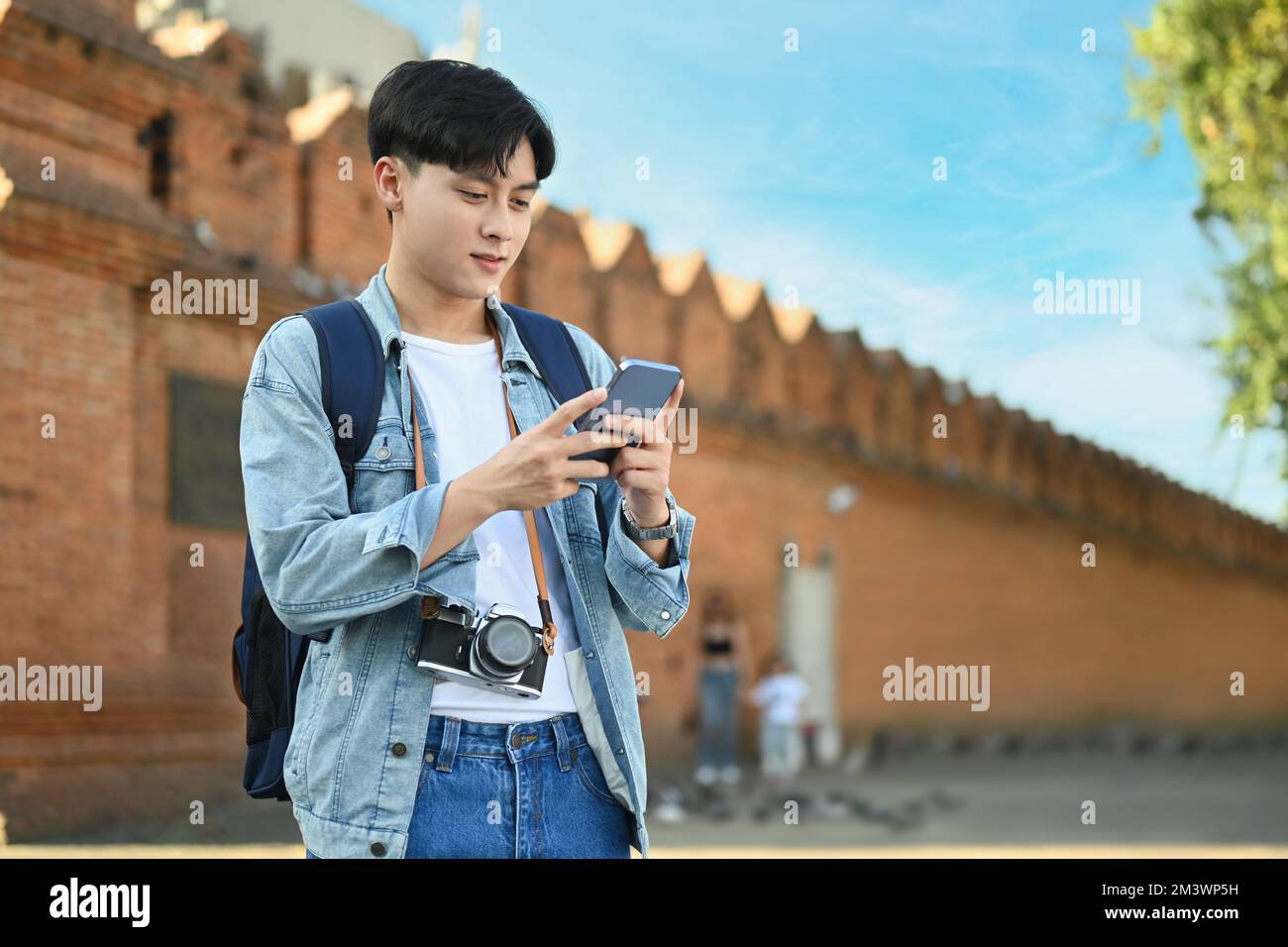Helping tourist map hi-res stock photography and images - Alamy
