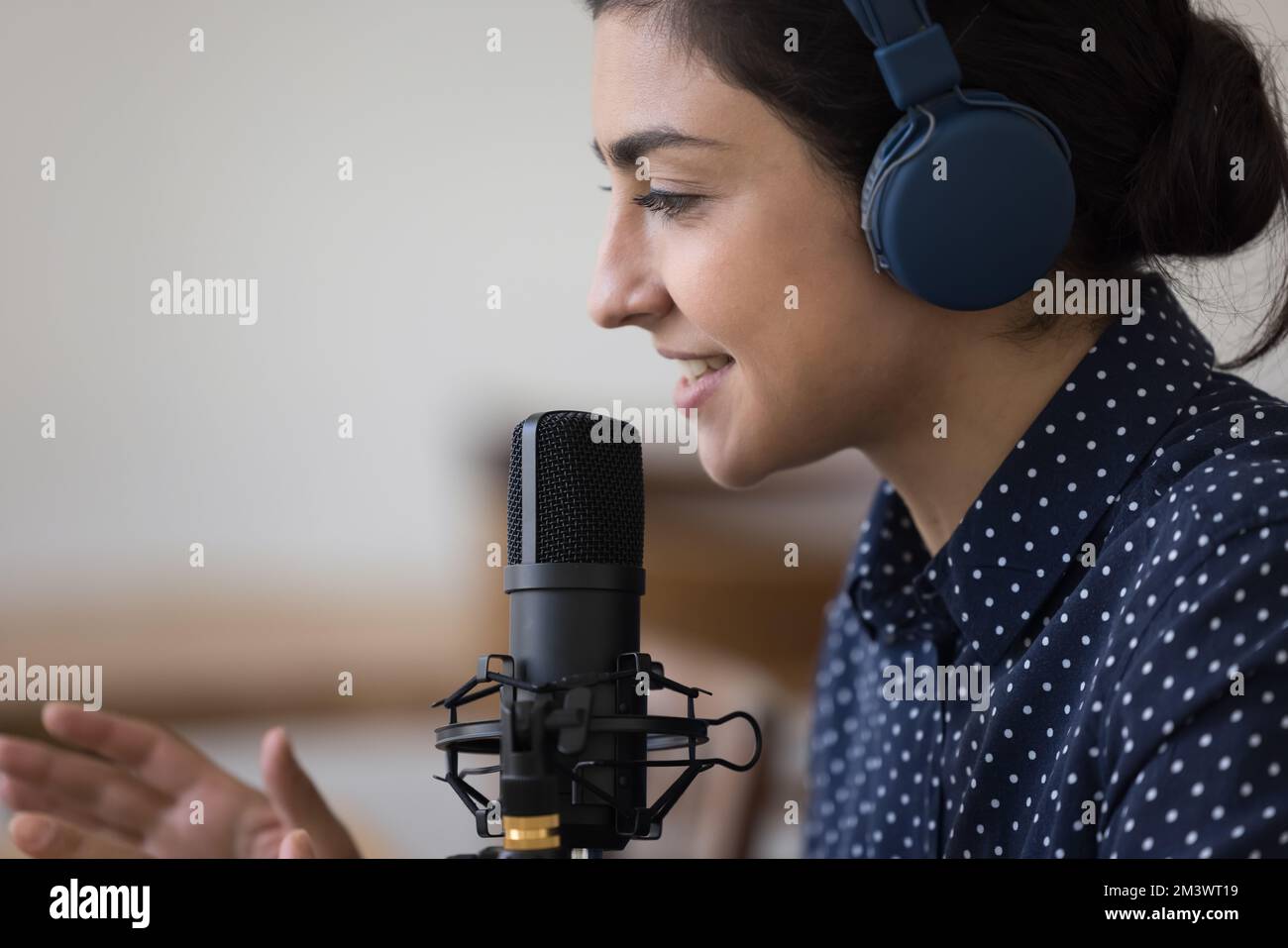 Indian girl microphone hi-res stock photography and images - Alamy