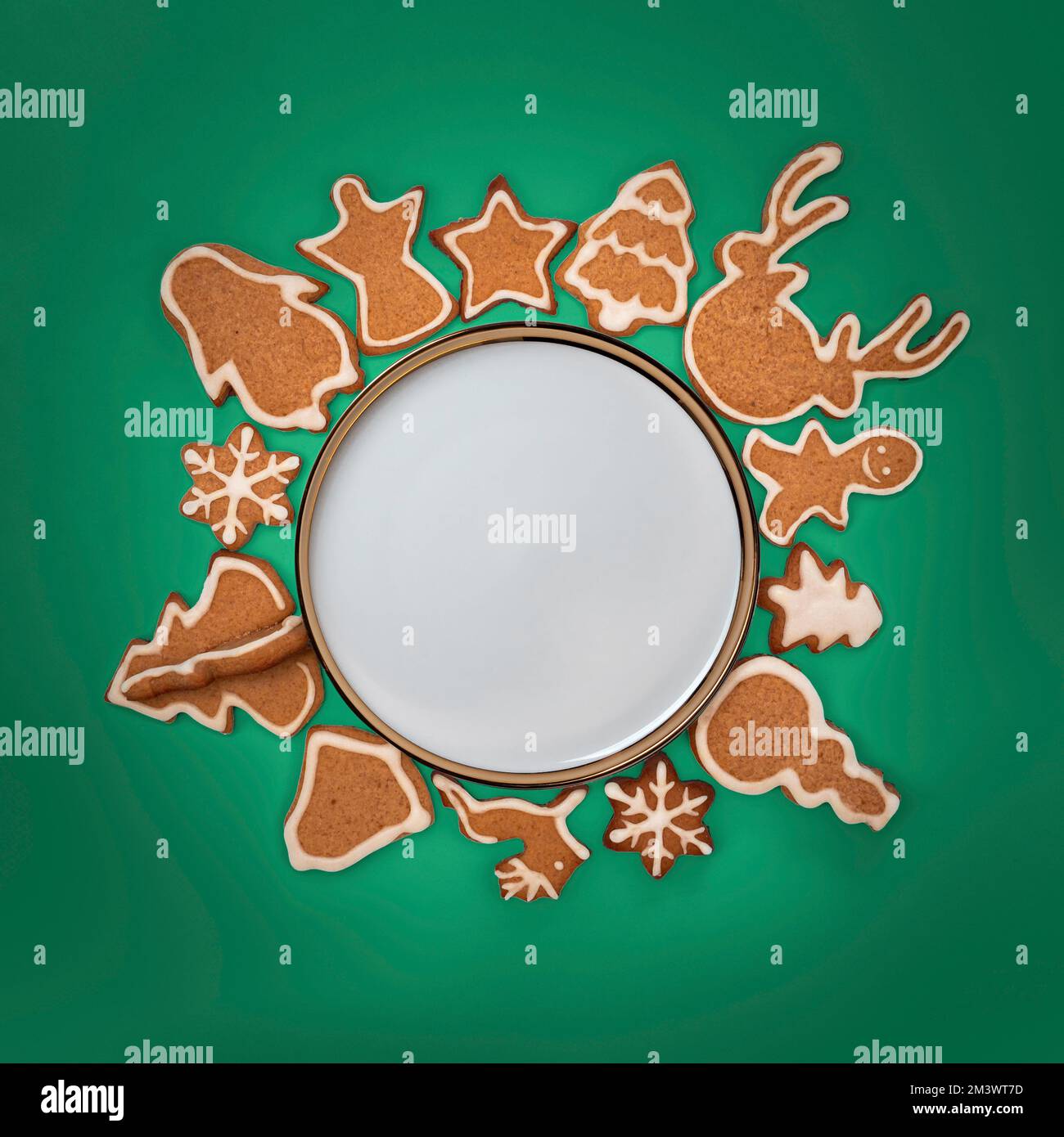 Christmas ornament with gingerbread cookies. Empty white circle plate ...