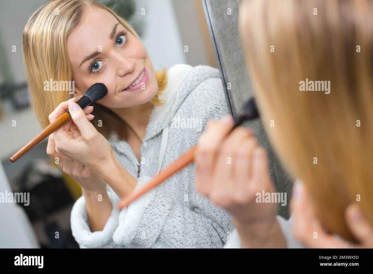 Morning makeup hi-res stock photography and images - Alamy