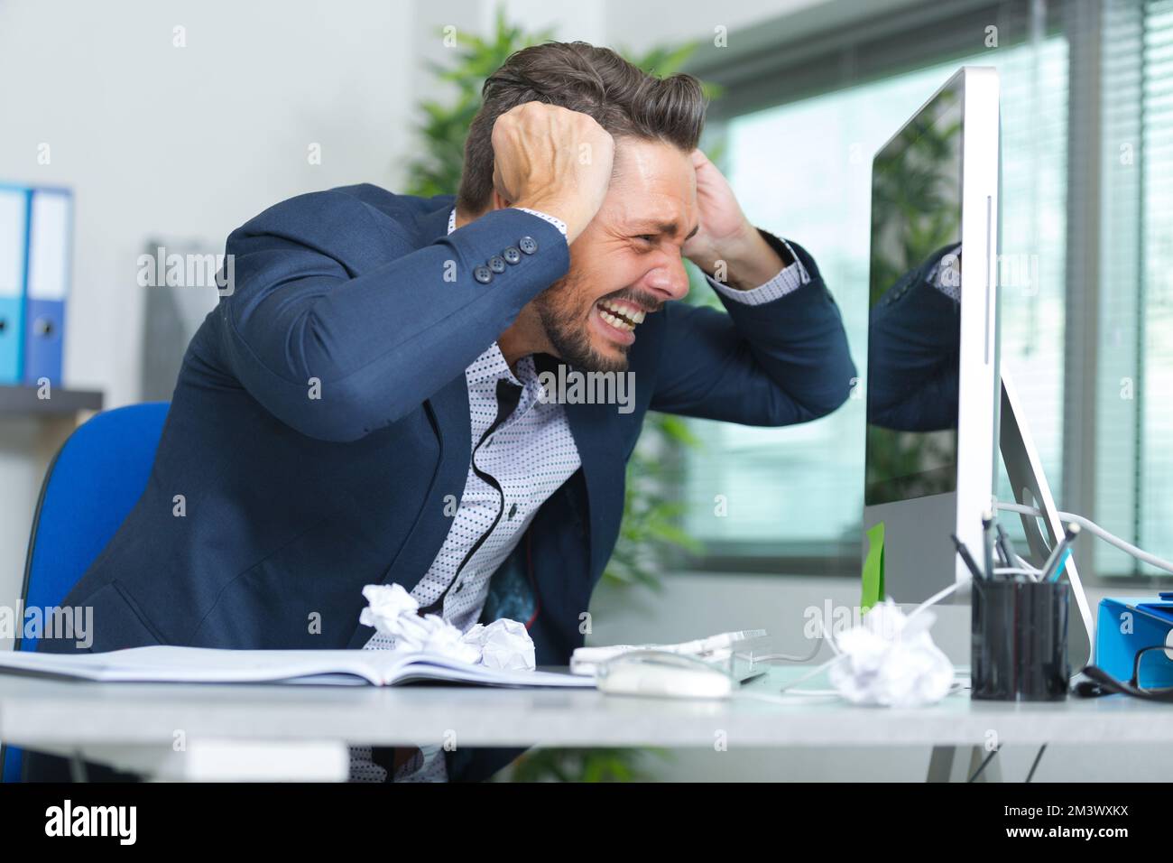 frustrated businessman yelling at his computer Stock Photo - Alamy