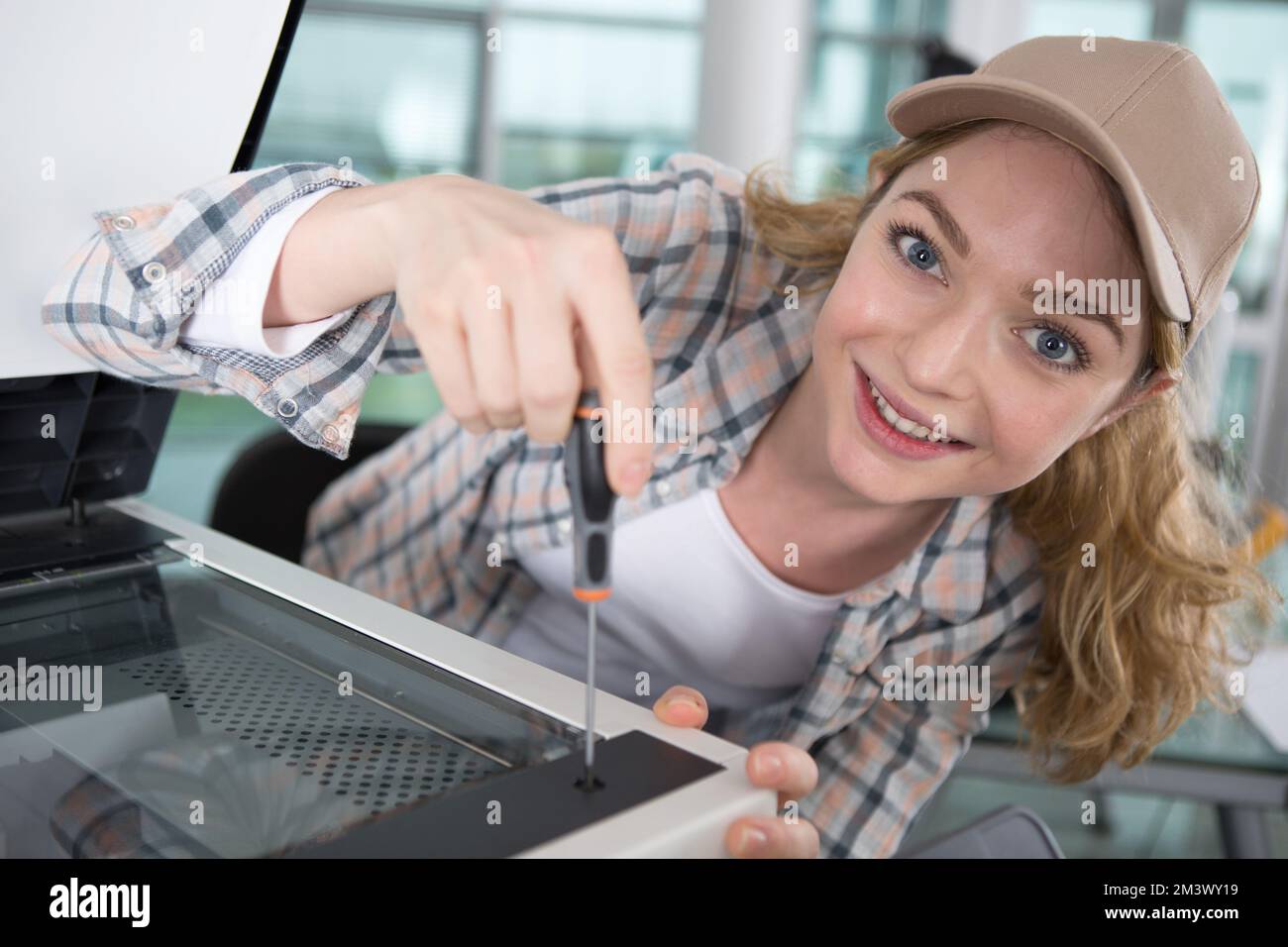 happy woman is fixing a printer Stock Photo - Alamy
