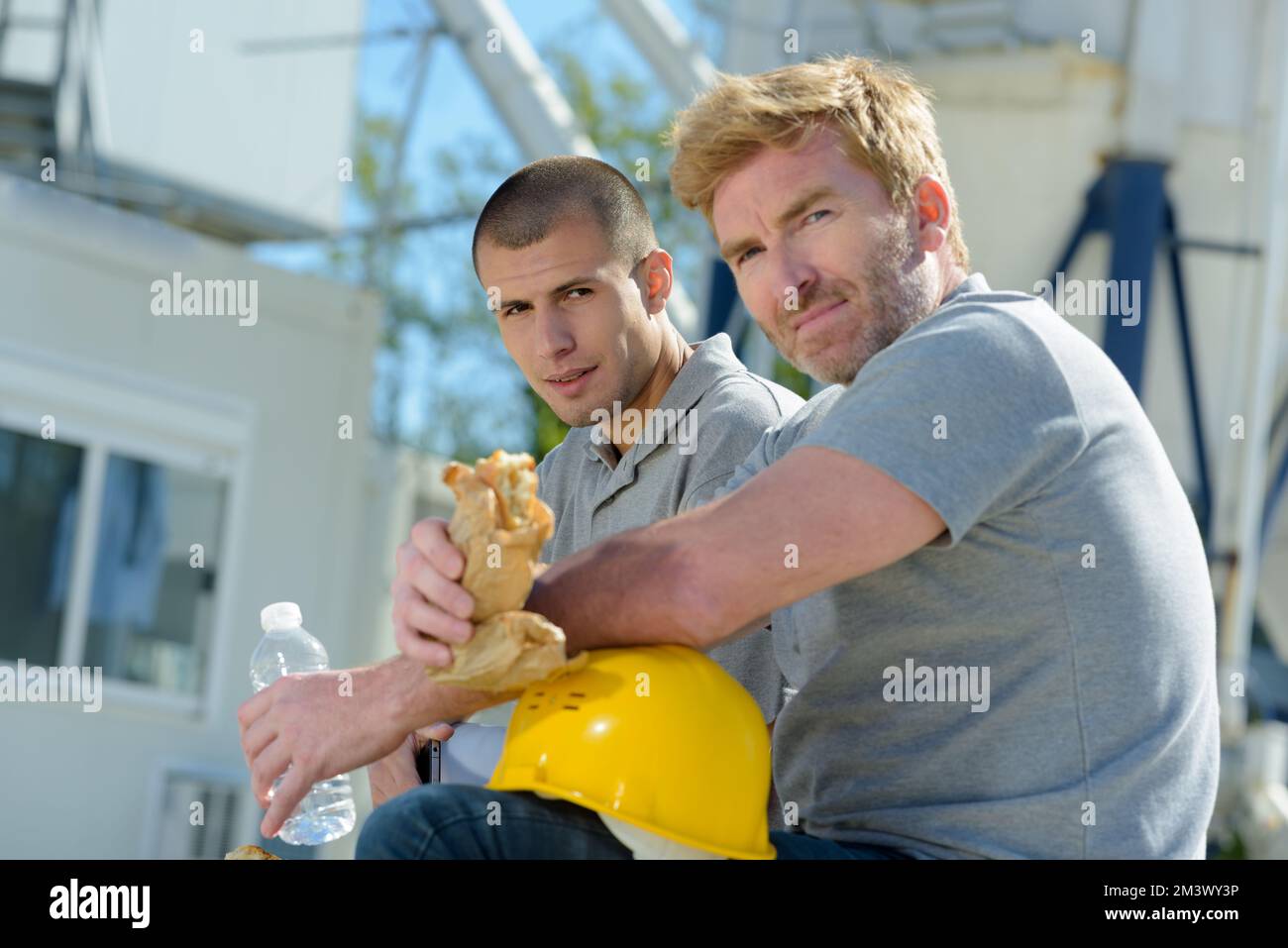 Construction workers eating lunch hi-res stock photography and images ...