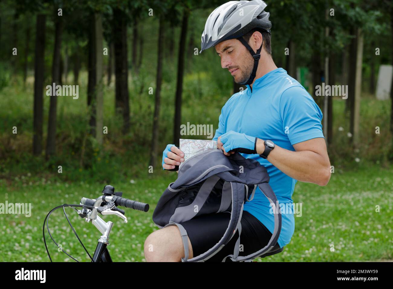 Cyclist reading map hi-res stock photography and images - Alamy