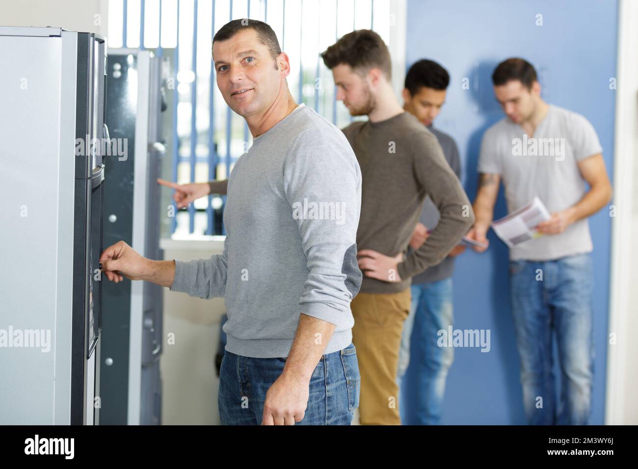 man using a vending machine Stock Photo - Alamy