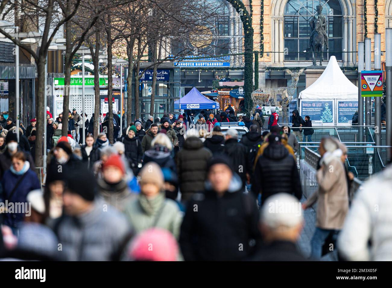 Hanover, Germany. 17th Dec, 2022. Passers-by walk in the pedestrian ...