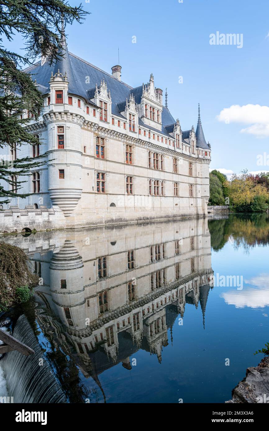 Reflections in the pond at Château d'Azay-le-Rideau Stock Photo - Alamy