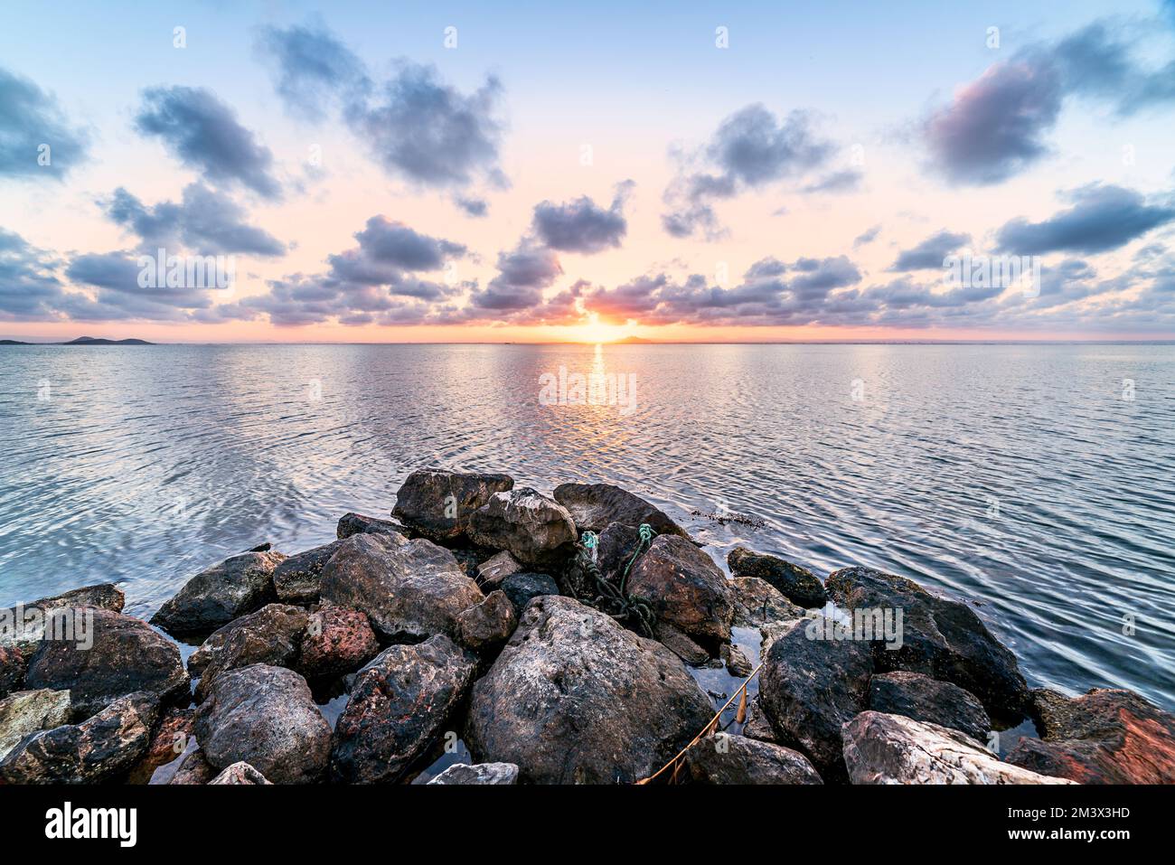 Take advantage of the last ray of sun on the waters of the Mar Menor ...
