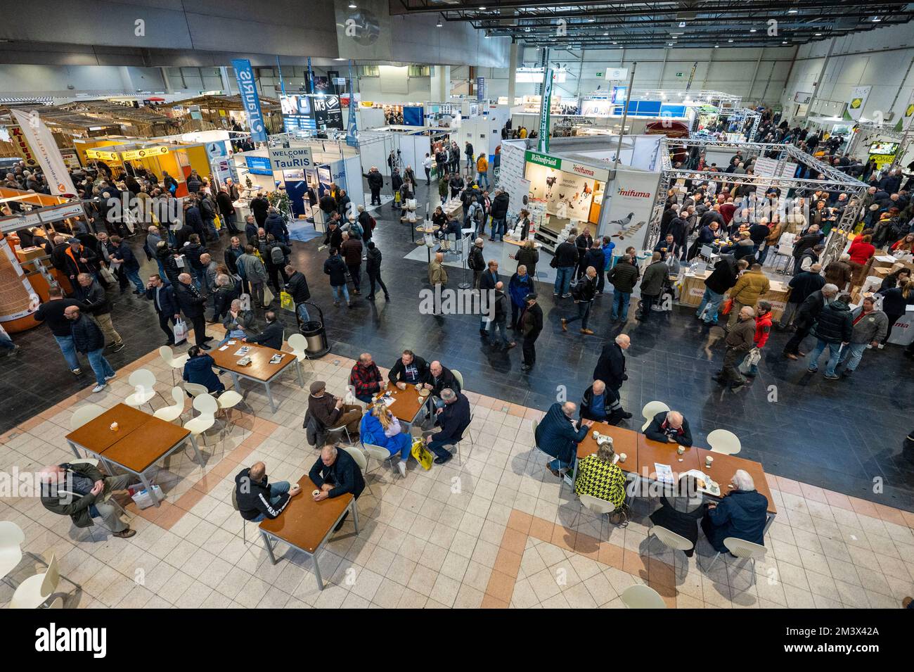 Dortmund, Germany. 17th Dec, 2022. Visitors stream through the ...
