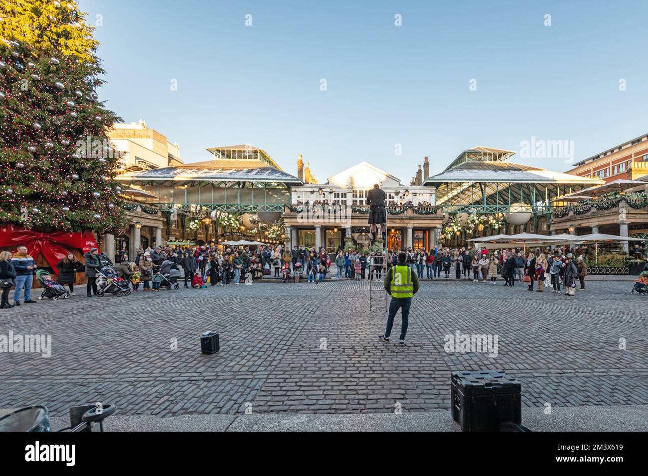 A street performer in Covent Garden Piazza, Christmas 2022 Stock Photo ...