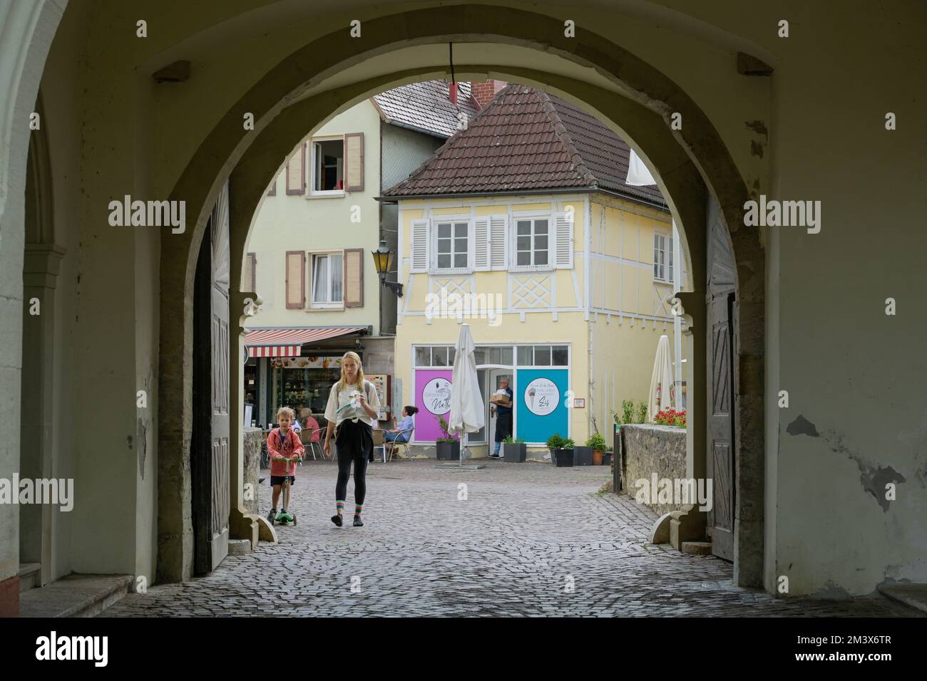 Durchgang zur Münzgasse, Altstadt, Bad Mergentheim, Baden-Württemberg, Deutschland Stock Photo ...