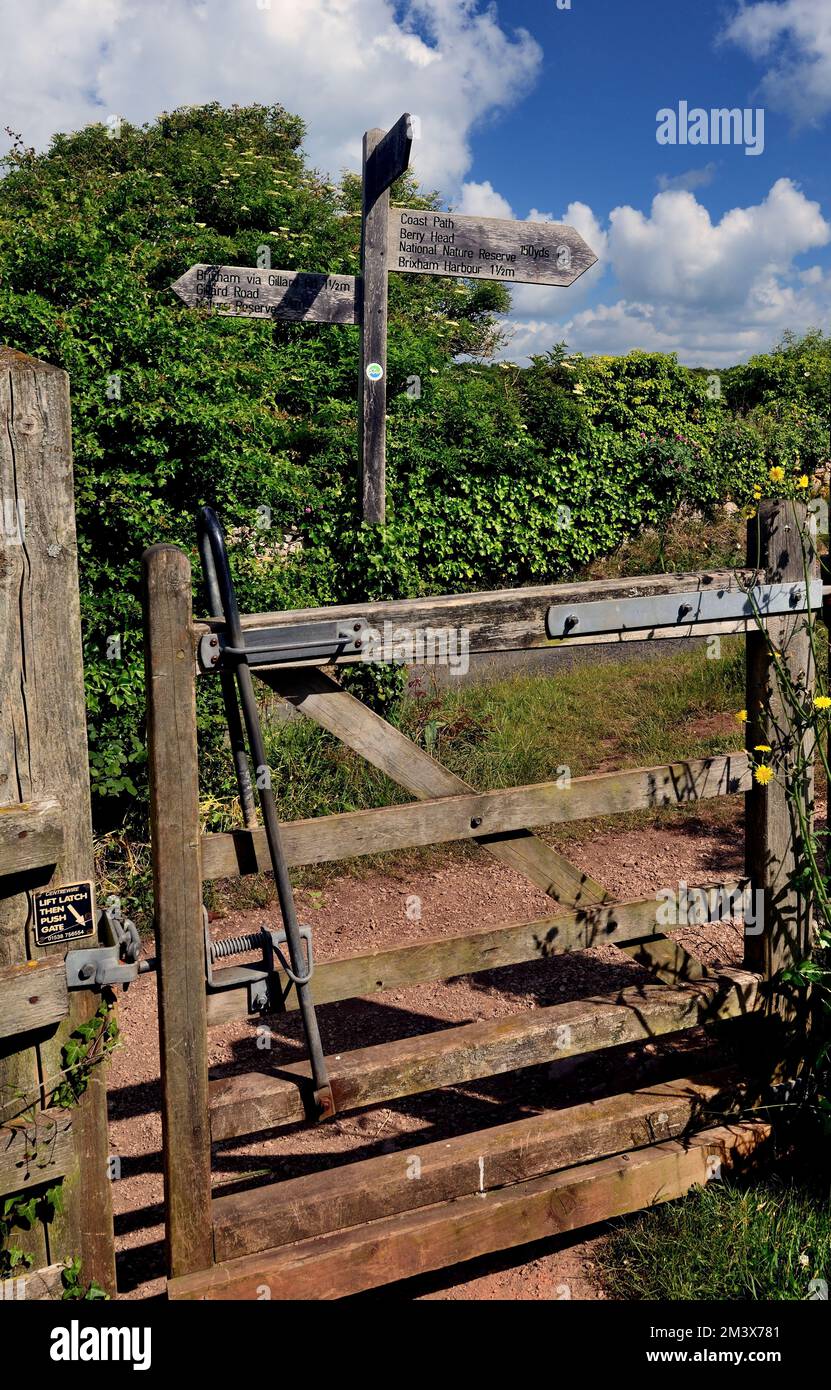 Signpost and gate along a public footpath Stock Photo - Alamy