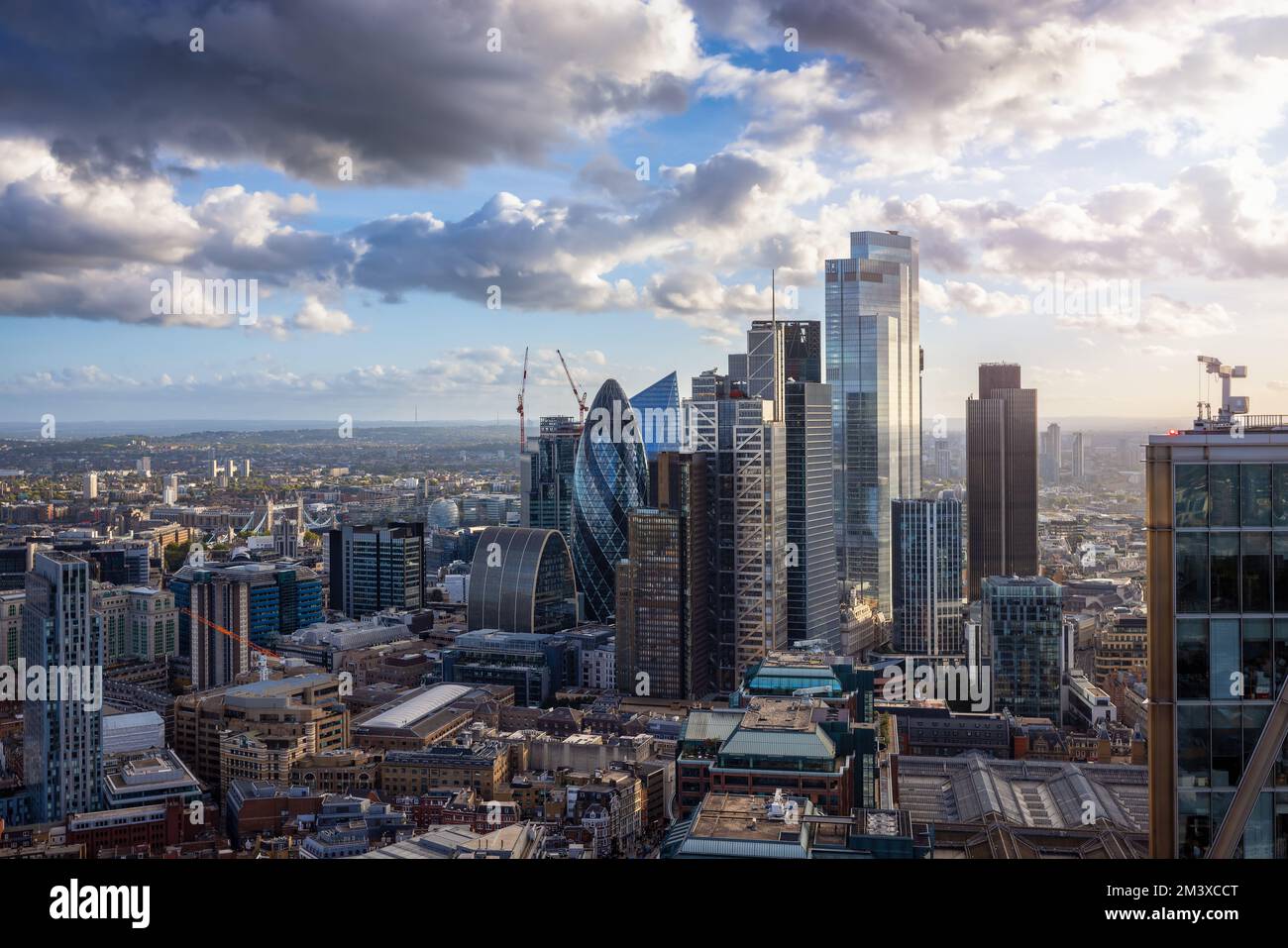 Finance skyscraper hi-res stock photography and images - Alamy