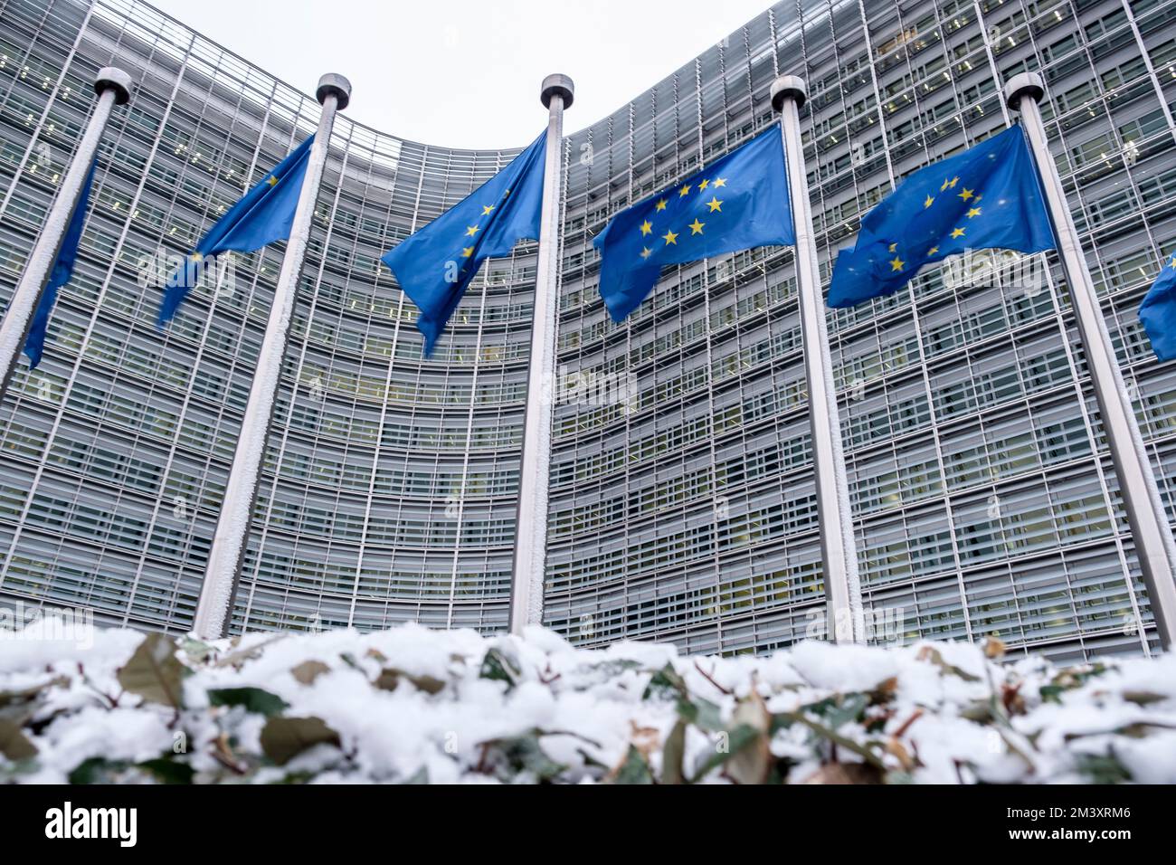 Berlaymont drapeaux europeens et neige | European flags around schuman ...