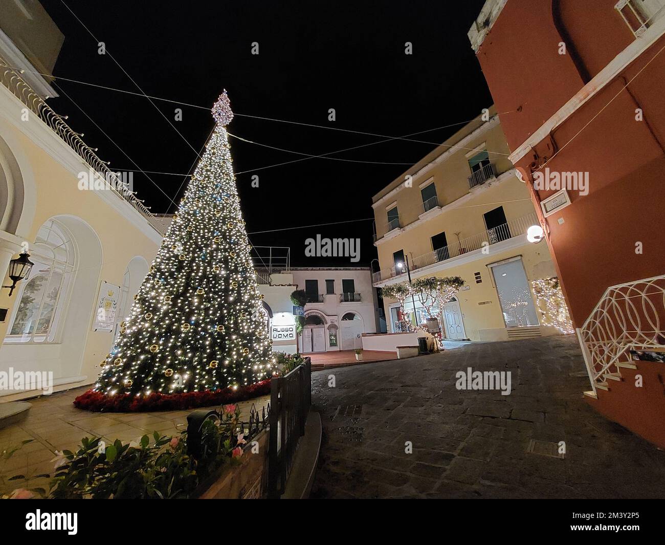 Luci e addobbi di Natale nelle strade dell'isola di Capri (Italia Stock ...