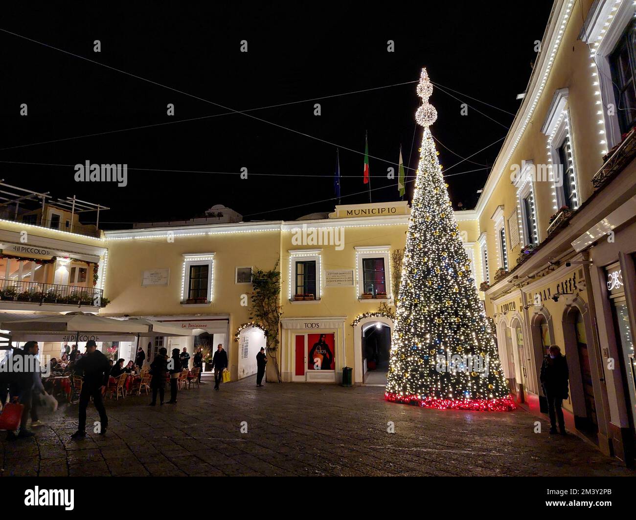 Luci e addobbi di Natale nelle strade dell'isola di Capri (Italia Stock ...