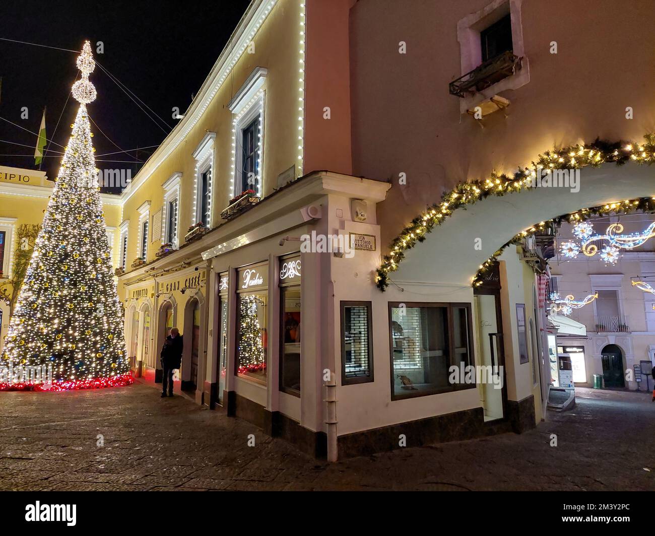 Luci e addobbi di Natale nelle strade dell'isola di Capri (Italia Stock ...