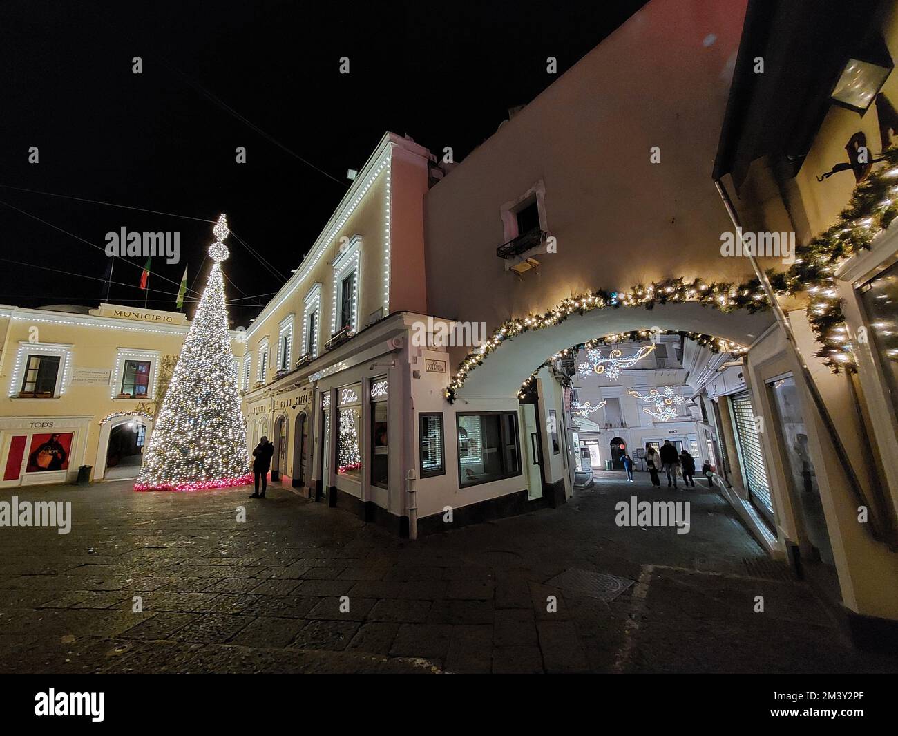 Luci e addobbi di Natale nelle strade dell'isola di Capri (Italia Stock ...