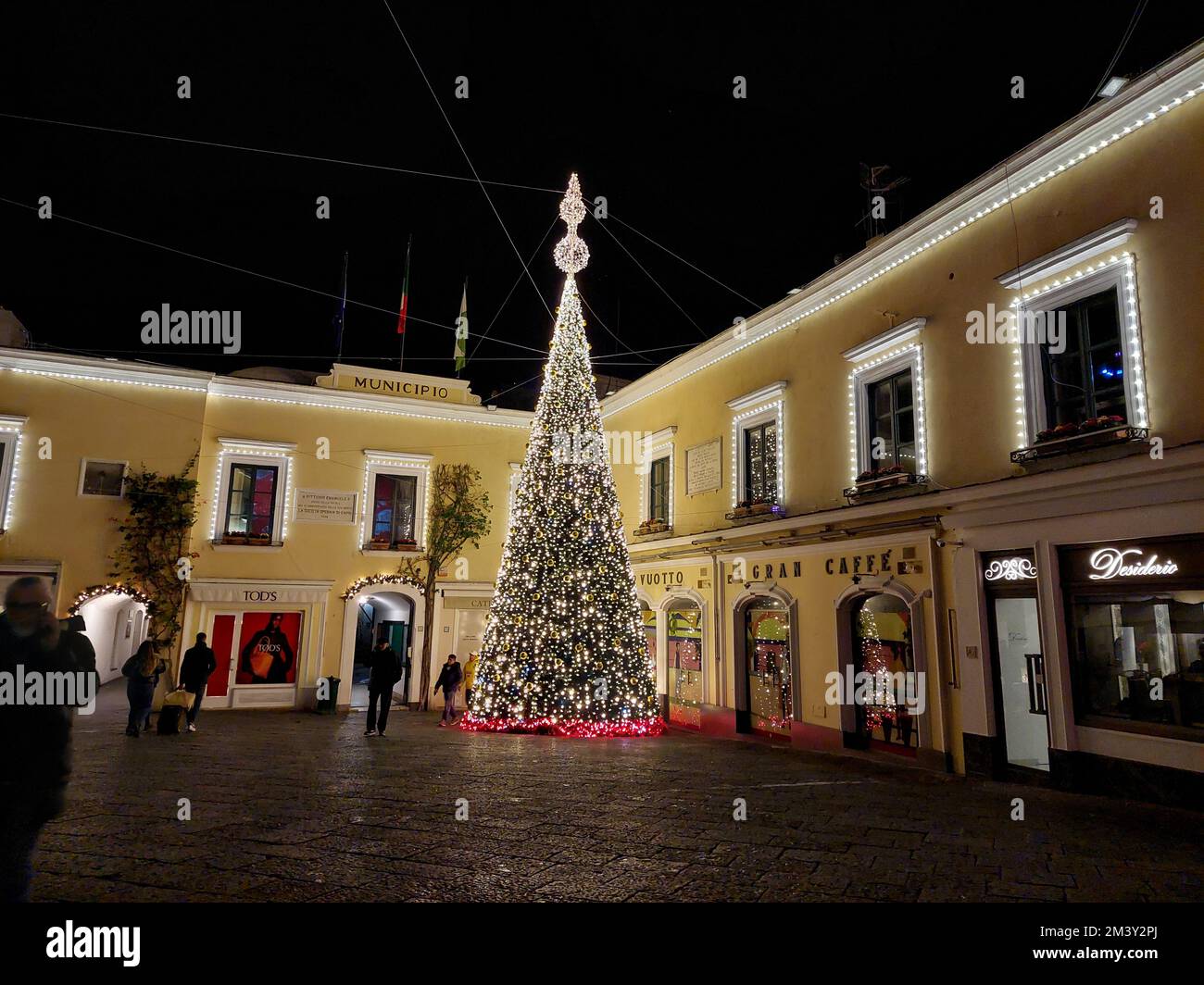 Luci e addobbi di Natale nelle strade dell'isola di Capri (Italia Stock ...