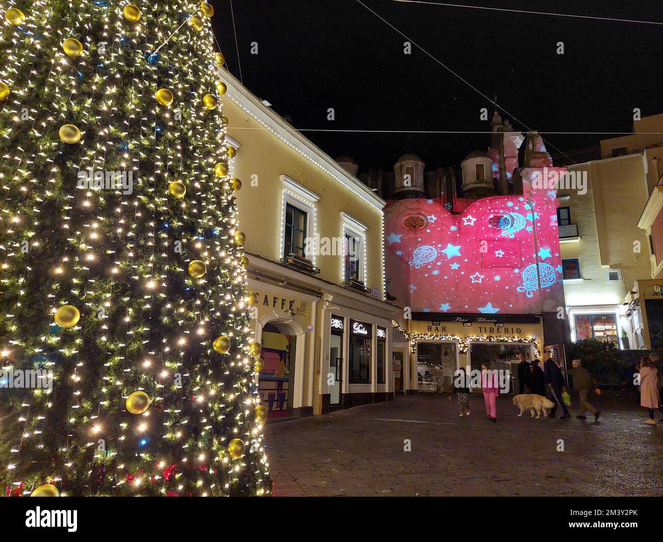 Luci e addobbi di Natale nelle strade dell'isola di Capri (Italia Stock ...