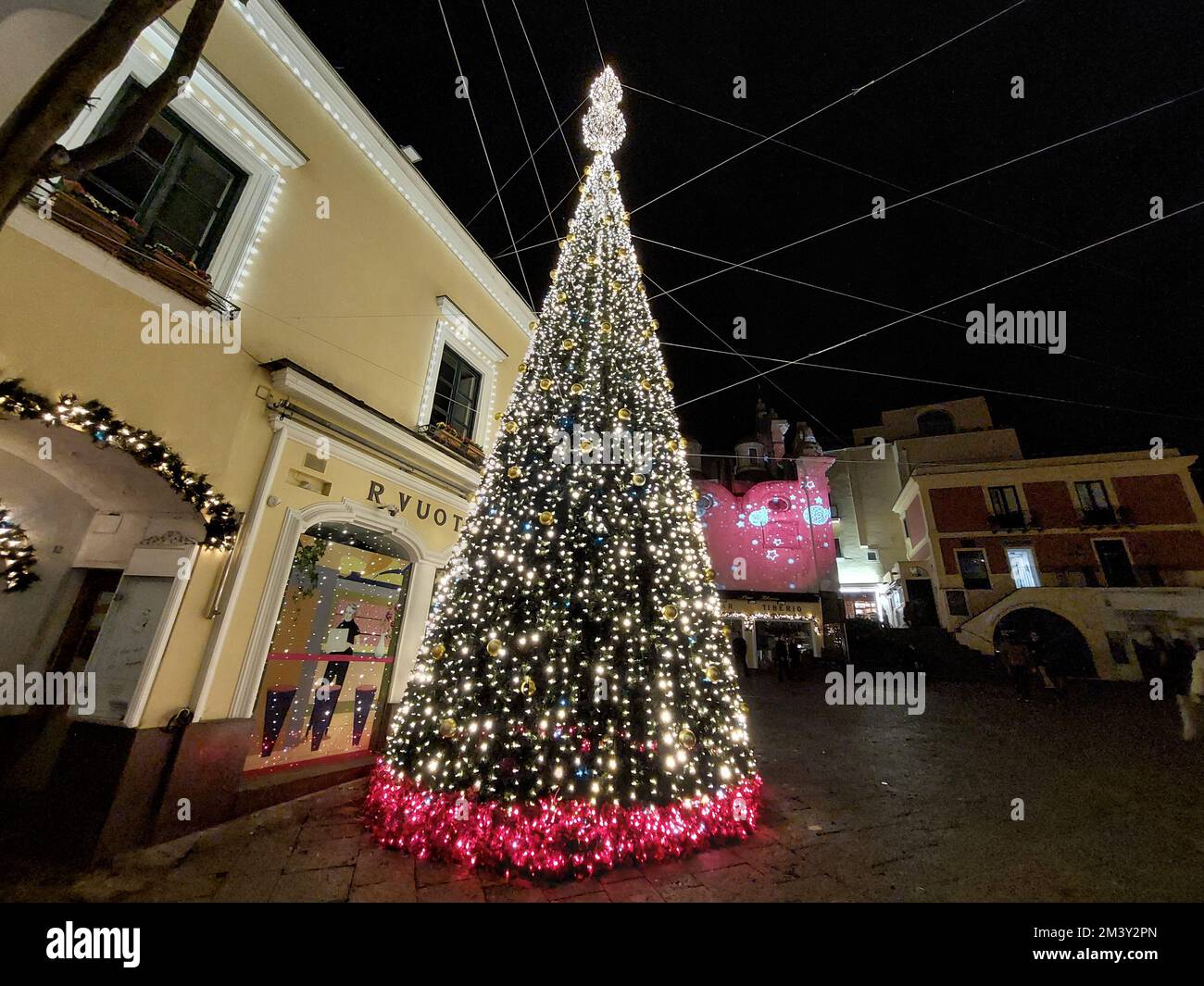 Luci e addobbi di Natale nelle strade dell'isola di Capri (Italia Stock ...
