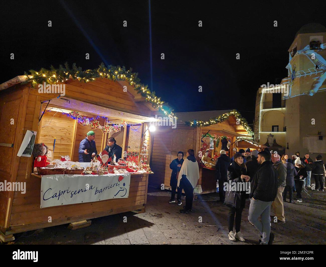 Luci e addobbi di Natale nelle strade dell'isola di Capri (Italia Stock ...