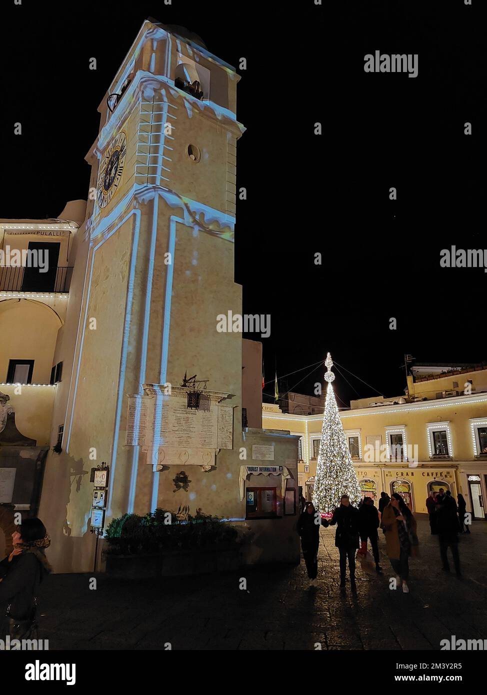 Luci e addobbi di Natale nelle strade dell'isola di Capri (Italia Stock ...