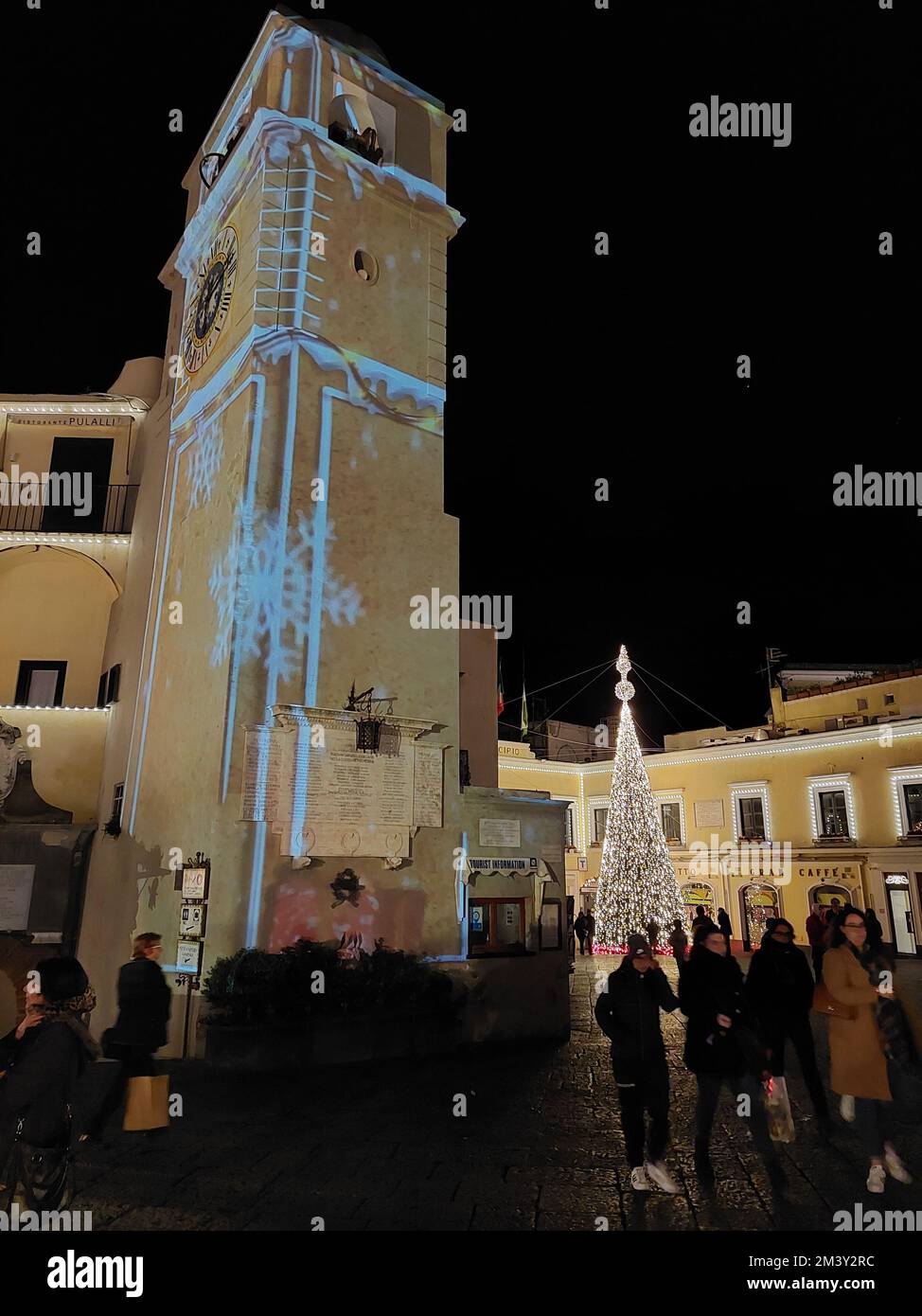 Luci e addobbi di Natale nelle strade dell'isola di Capri (Italia Stock ...