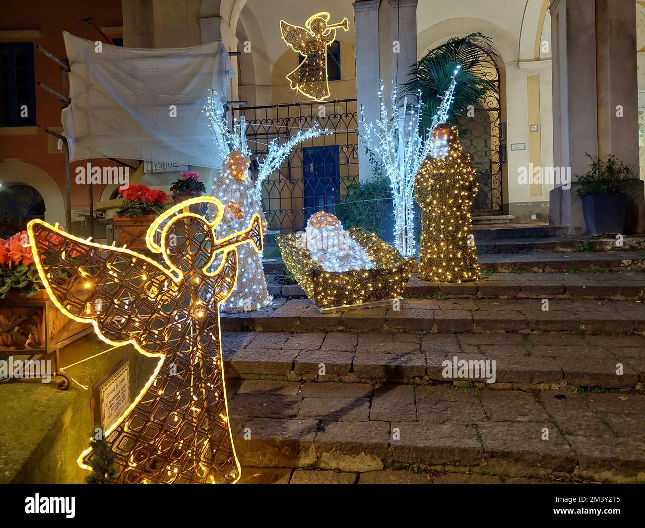 Luci e addobbi di Natale nelle strade dell'isola di Capri (Italia Stock ...