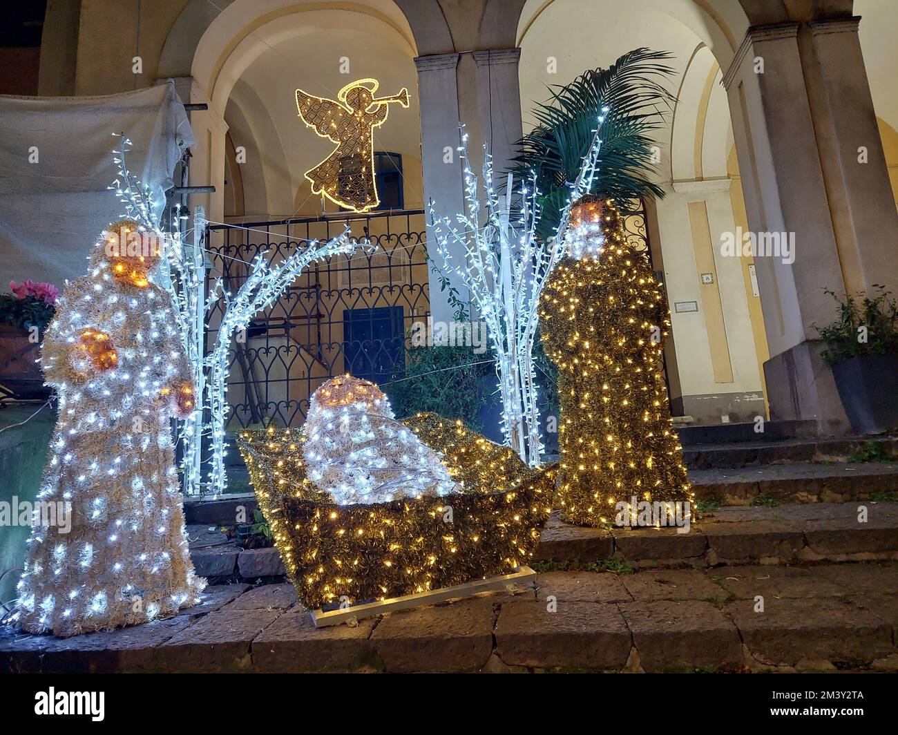 Luci e addobbi di Natale nelle strade dell'isola di Capri (Italia Stock ...