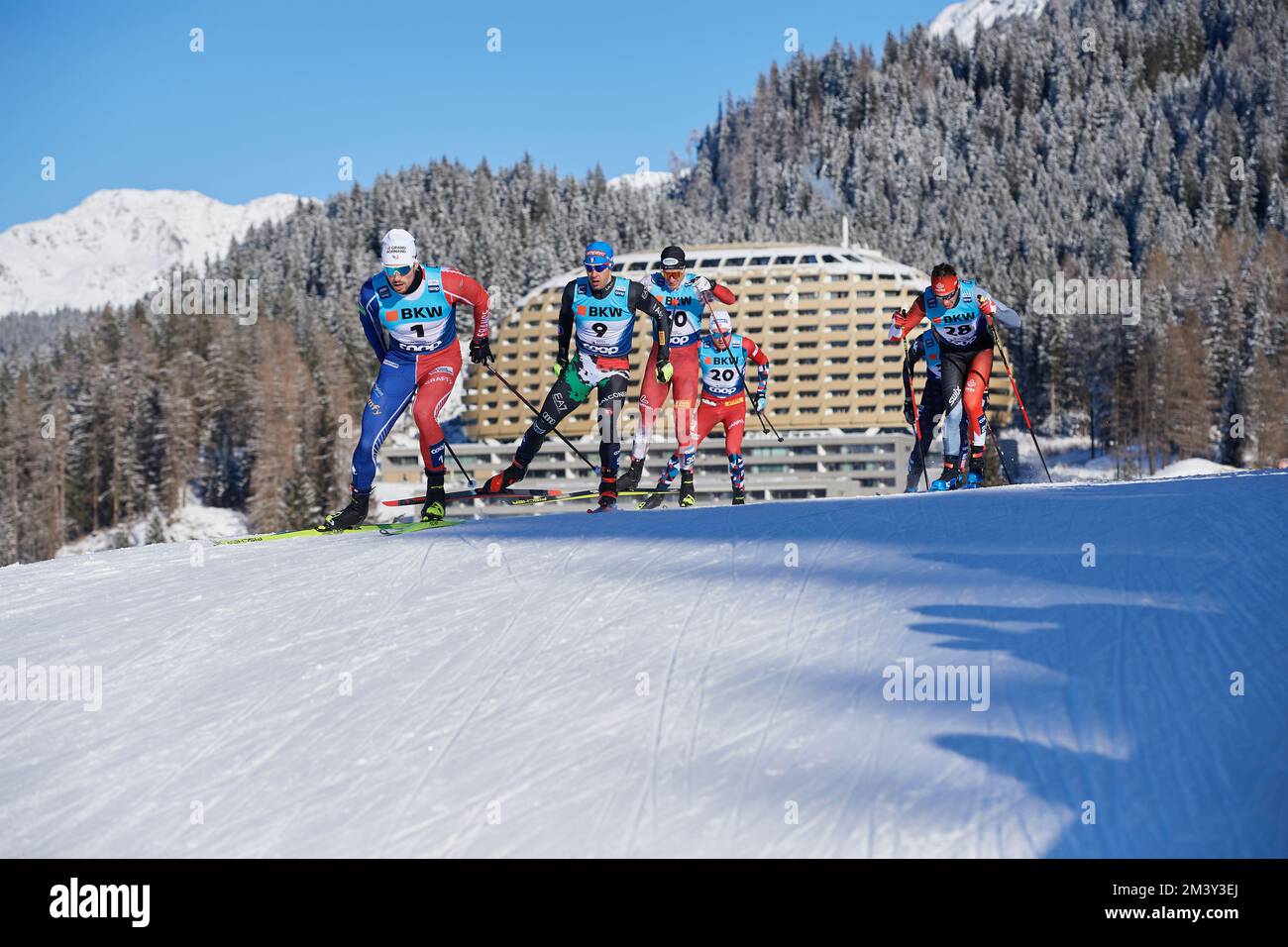 Davos, Schweiz, 17. Dezember 2022. Heat 2 der Männer (von links nach ...
