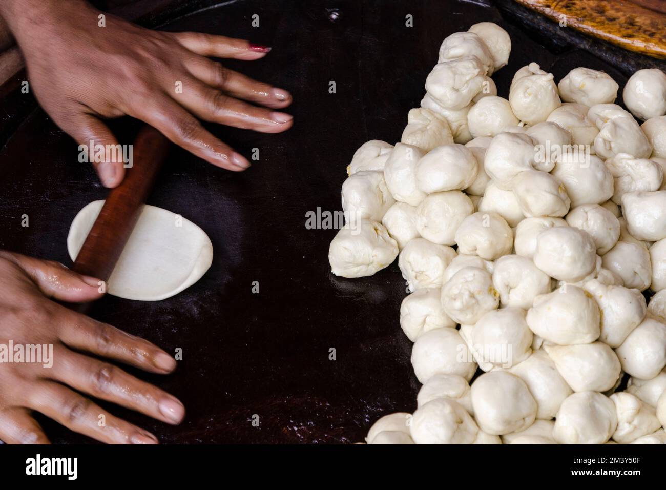 India bread hands hi-res stock photography and images - Alamy