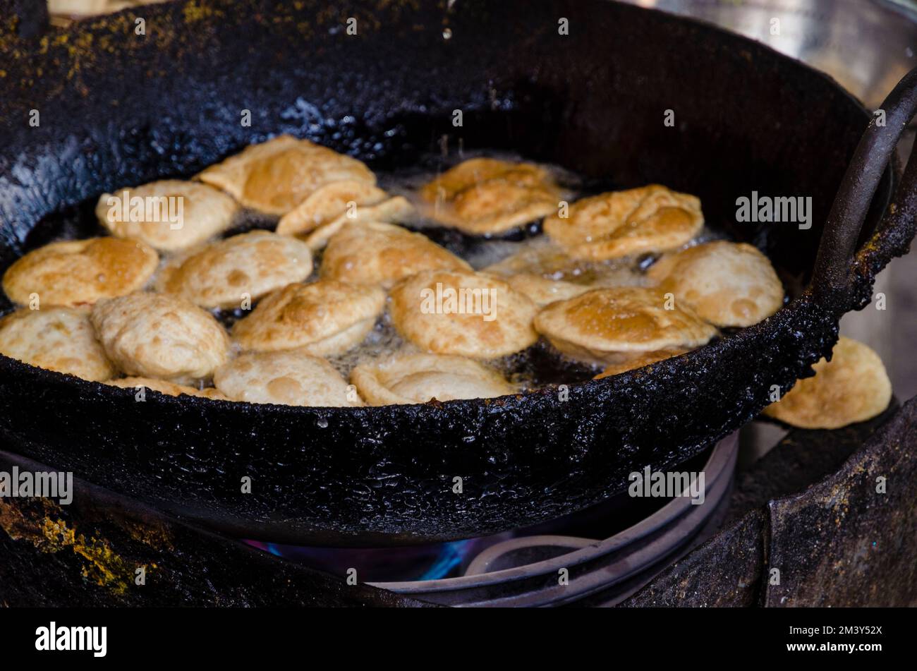 Puri, fried bread, in the frying pan Stock Photo - Alamy