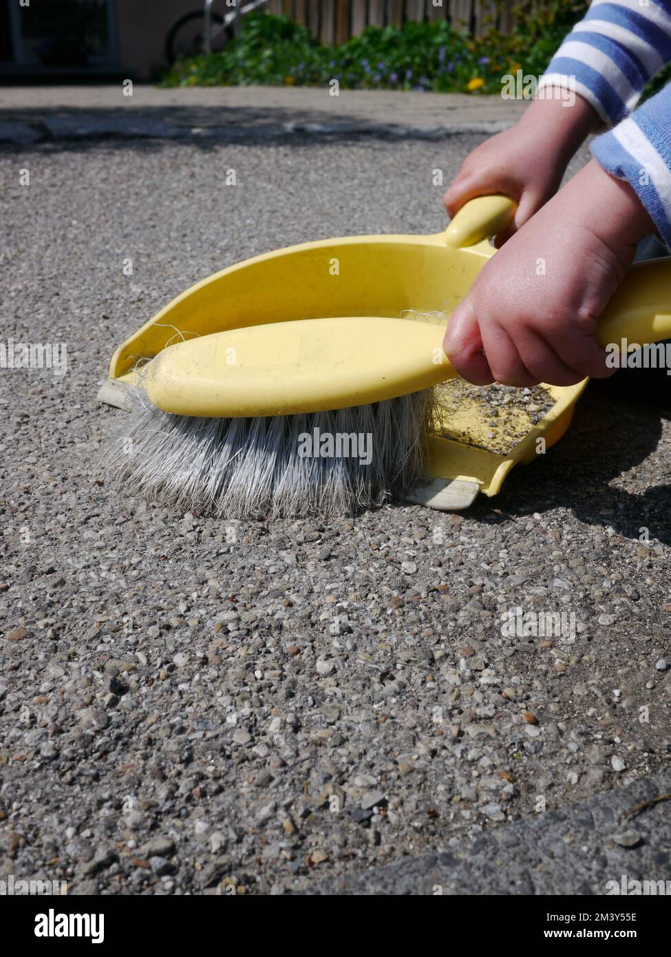 little girl sweeps dirt street in paddle Stock Photo - Alamy little girl sweeps dirt street in paddle Stock Photo - Alamy